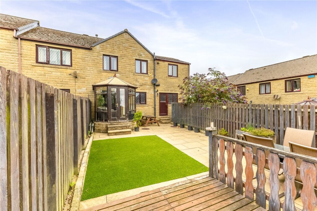 Bayfield Close, Hade Edge, Holmfirth, HD9 2QX | Wm. Sykes & Son Estate ...